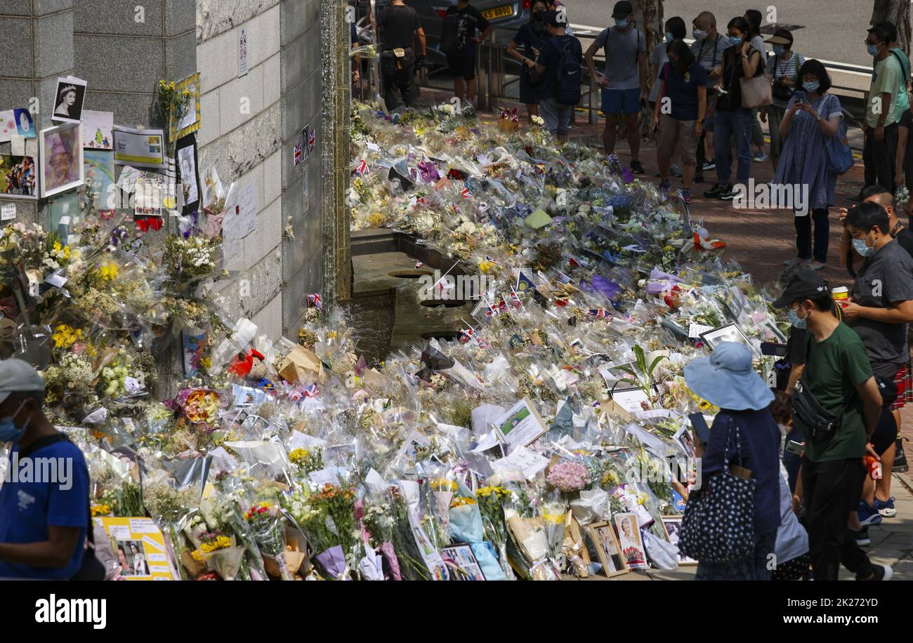 People leave floral tributes during Queen Elizabeth's death mourned ... People leave floral tributes during Queen Elizabeth's death mourned ...
