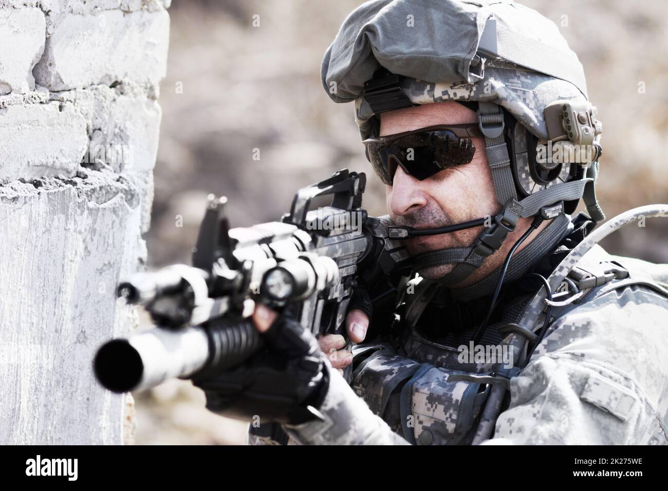 Holding standing army soldier looking down hi-res stock photography and ...