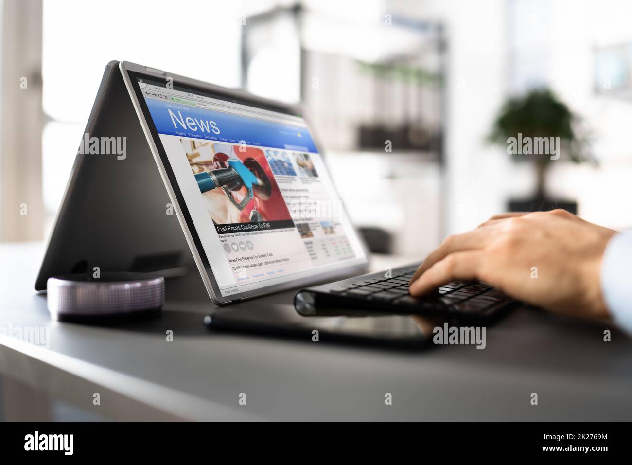 Looking at newspaper desk hi-res stock photography and images - Alamy