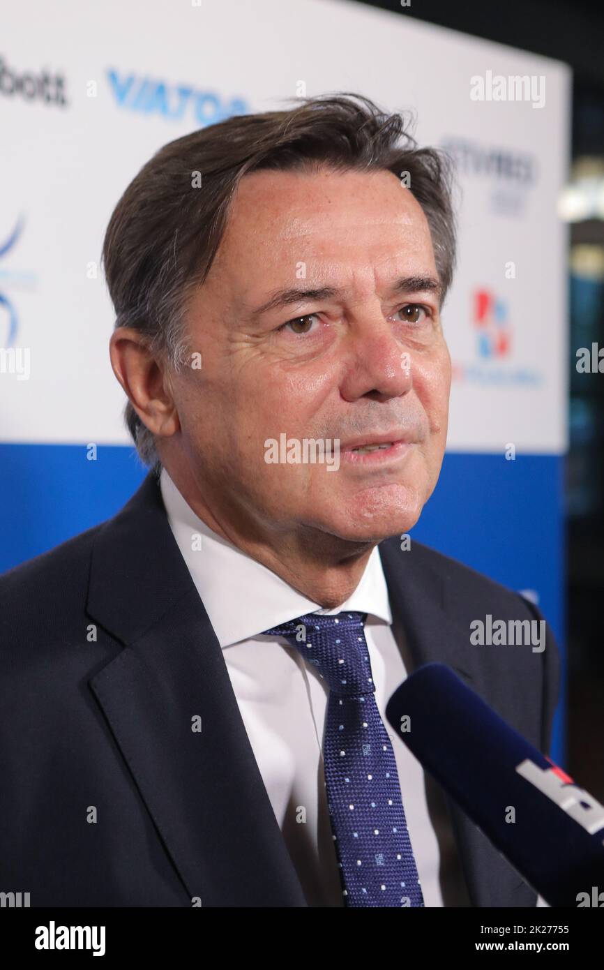 Pokazi srce hi-res stock photography and images - Alamy