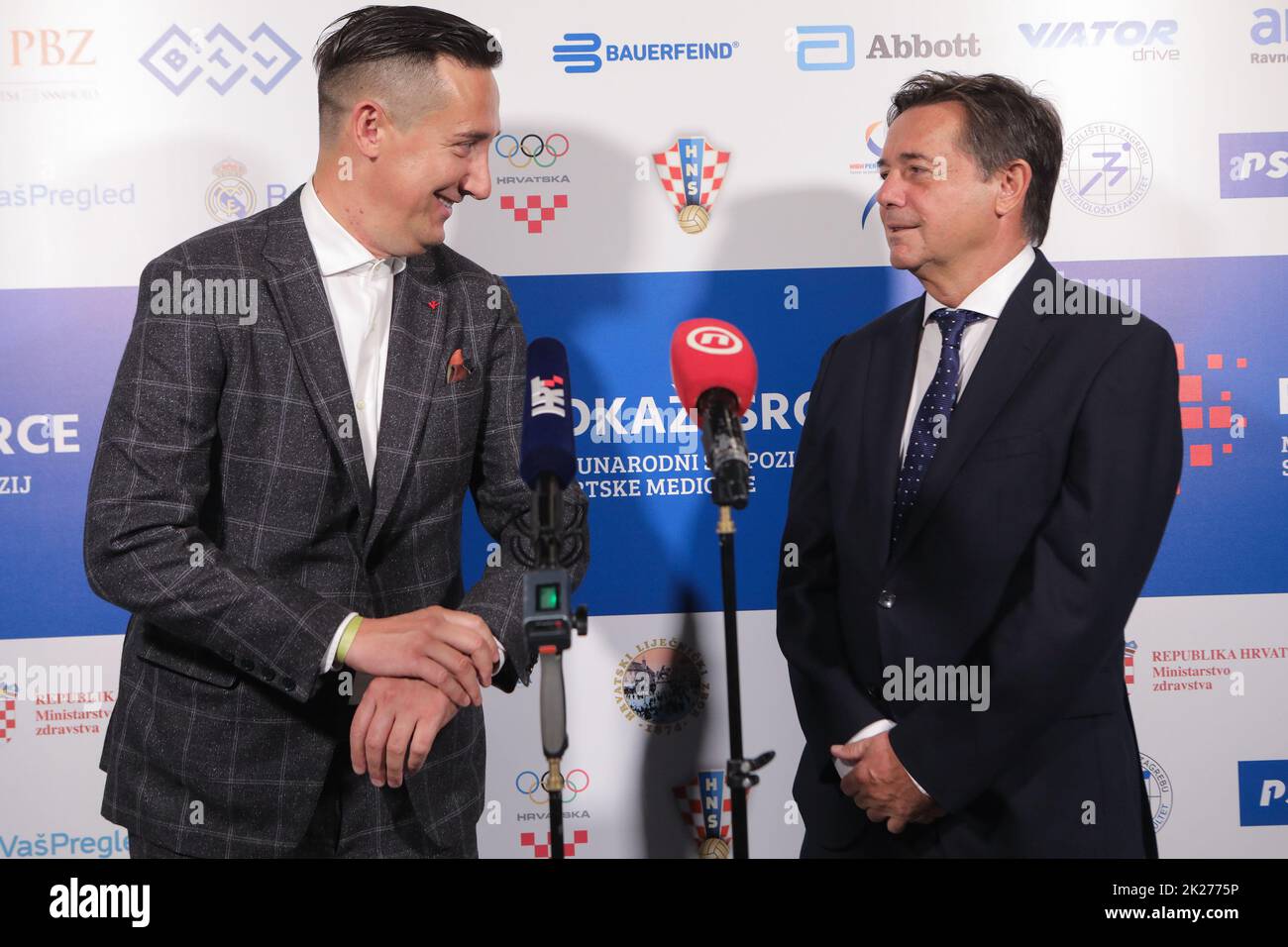 Pokazi srce hi-res stock photography and images - Alamy