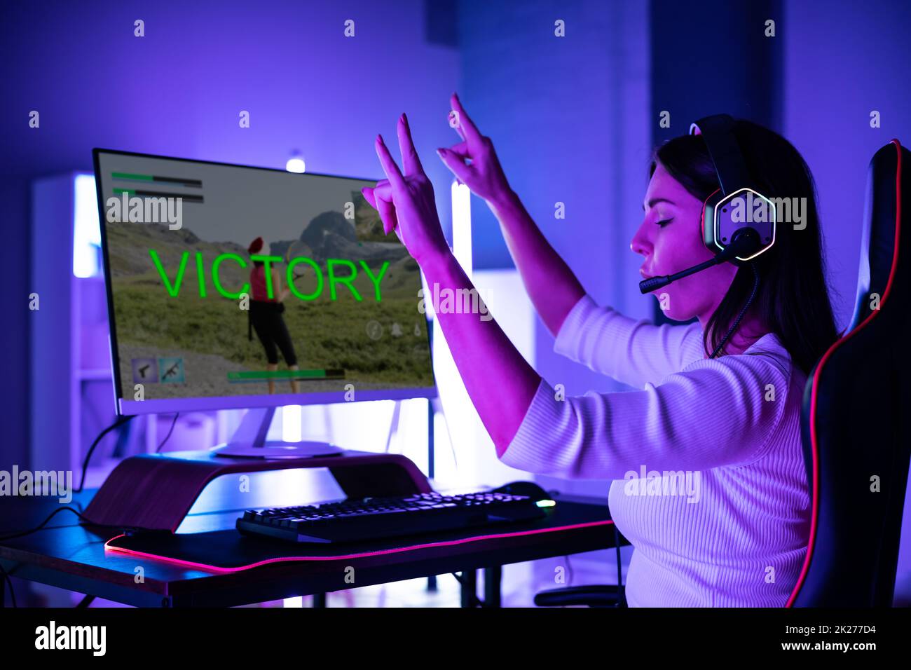 Gamer girl black hi-res stock photography and images - Alamy