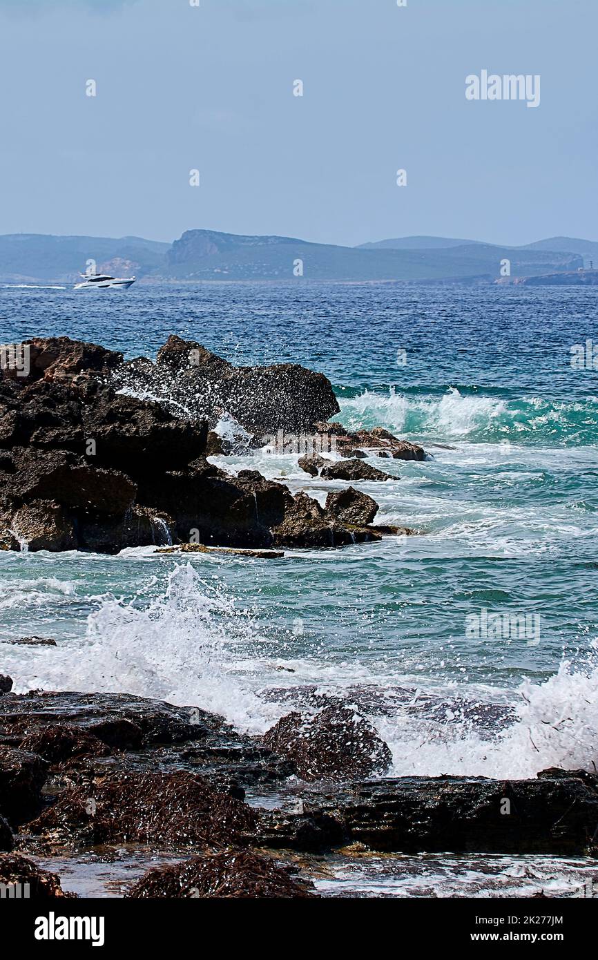 Wave hitting rocks hi-res stock photography and images - Alamy