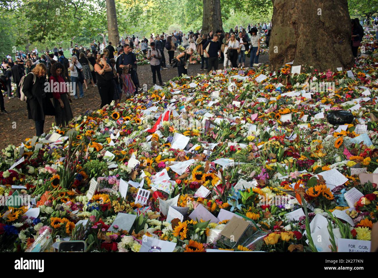 Queen Elizabeth flower funeral tributes, London UK -15.09.2022: Queen ...