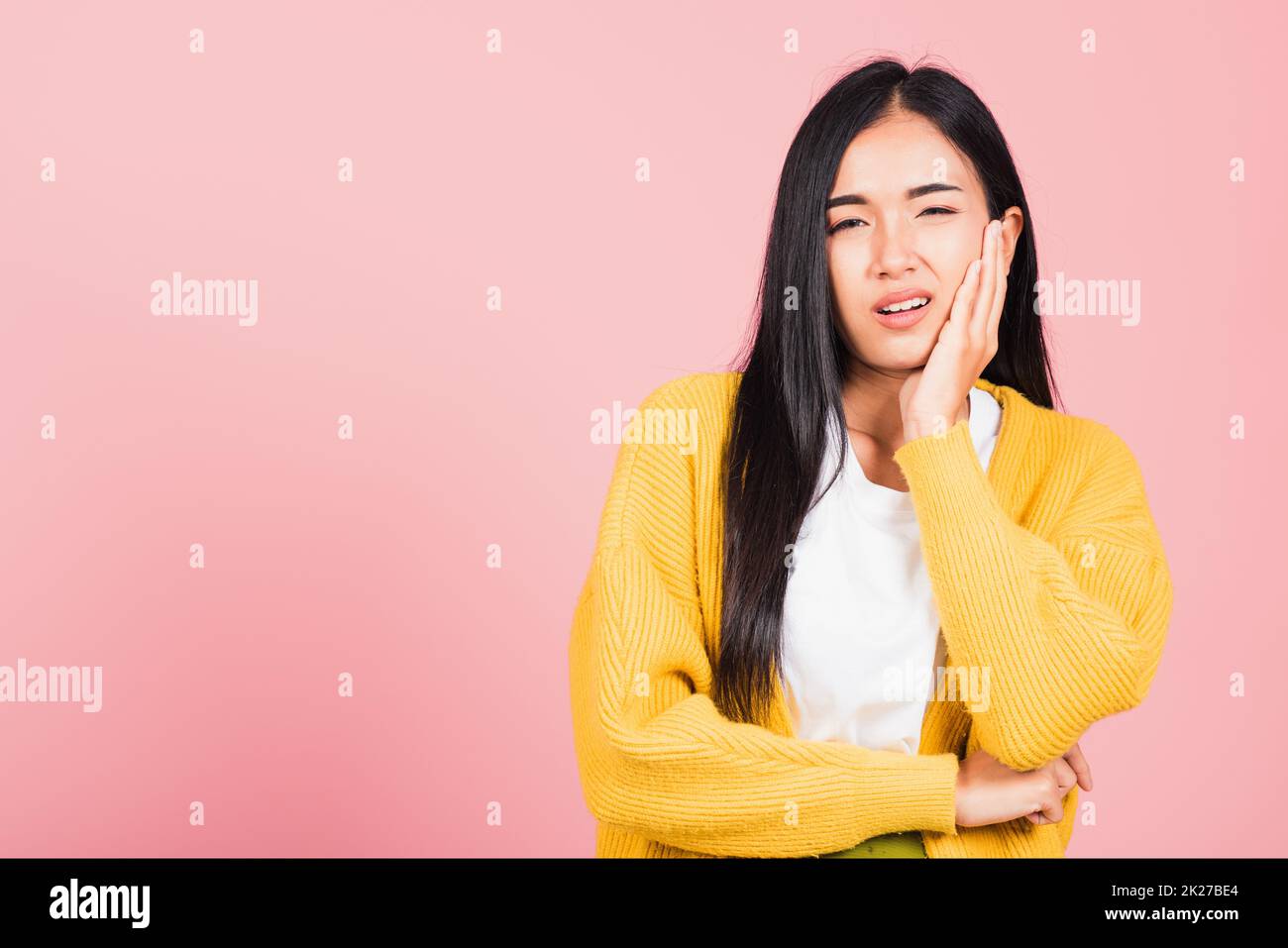 young woman suffering from toothache Stock Photo - Alamy