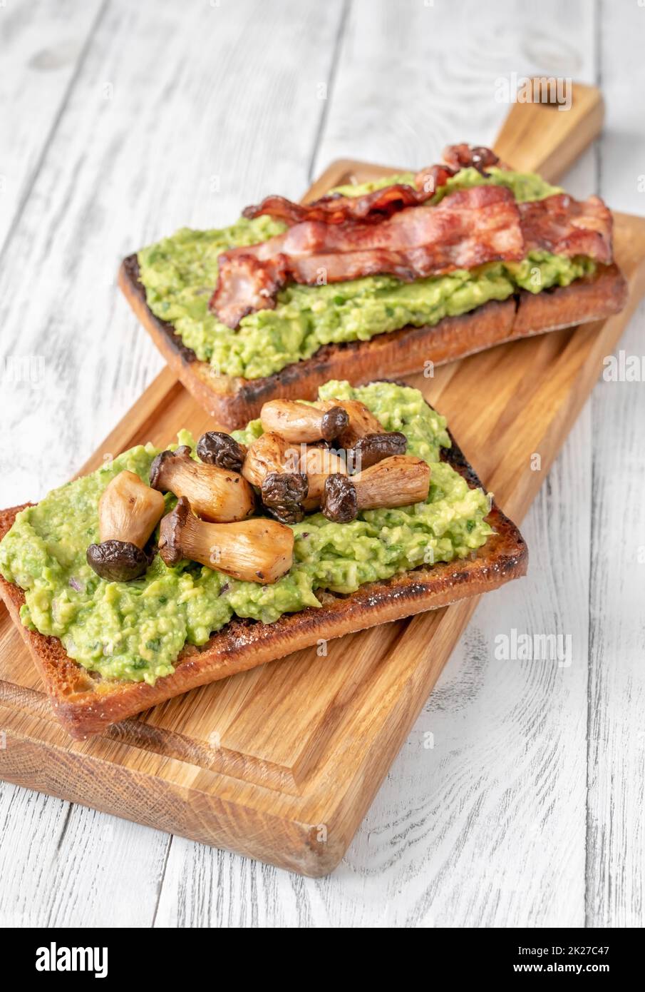 Toasts with avocado guacamole hi-res stock photography and images - Alamy