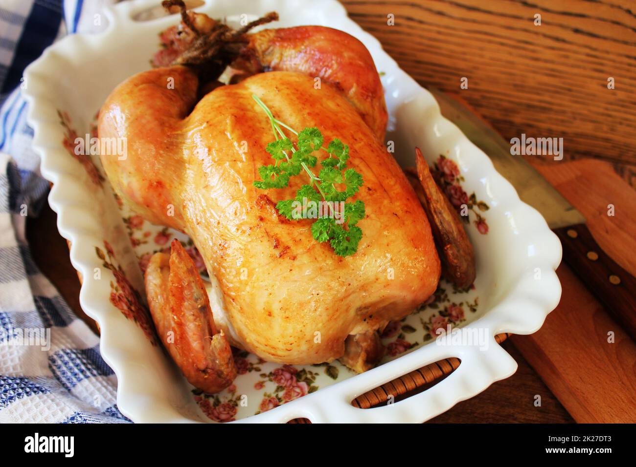 Whole roasted chicken in cooking casserole dish Stock Photo - Alamy