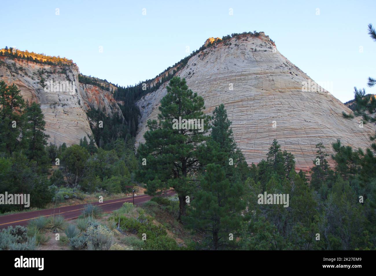 The impressive and inspiring white Checkerboard Mesa in Zion National ...