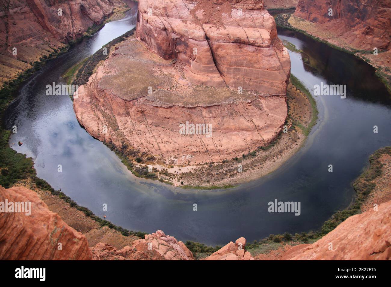 The intense color of the river in the Horseshoe bend cliff Stock Photo ...