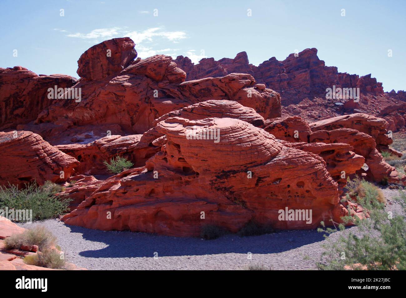 Red boulders with strange formations in the Valley of Fire State Park ...