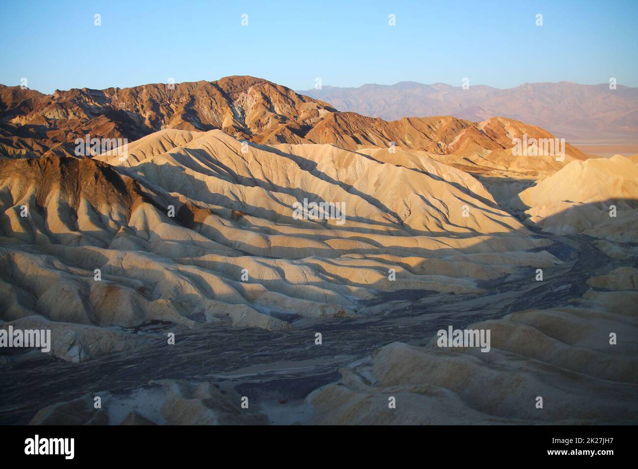 The golden colors of the dunes in the Death Valley desert at sunrise ...