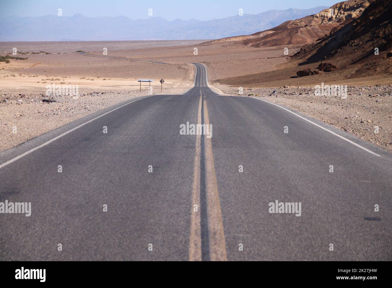 Long straight desert road america hi-res stock photography and images ...