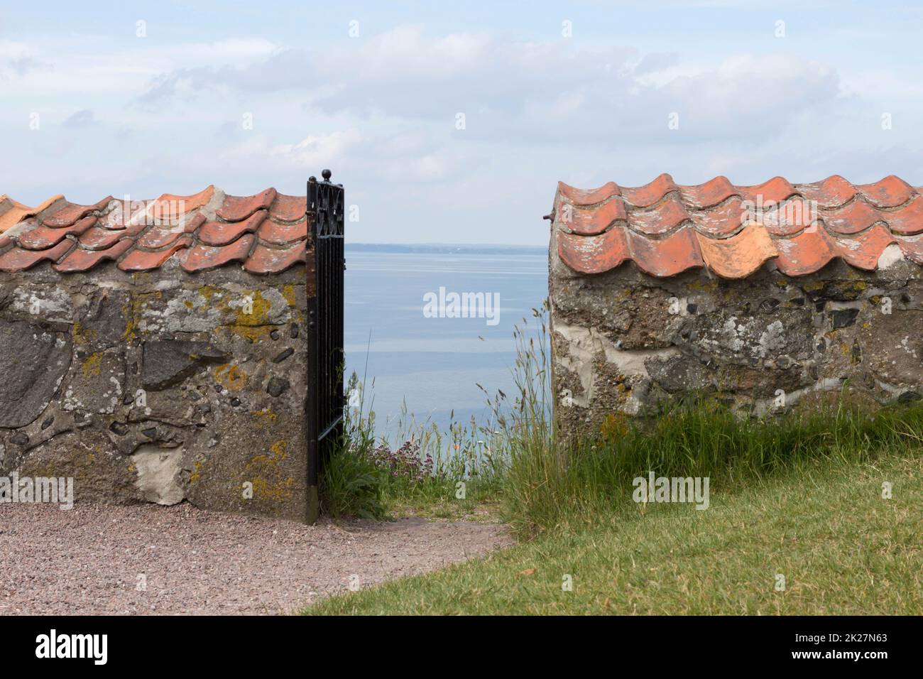 Brick gravel path hi-res stock photography and images - Alamy