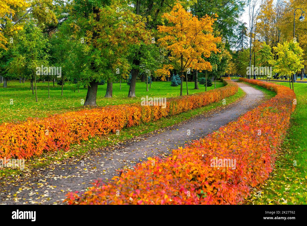 Winding garden path hi-res stock photography and images - Alamy