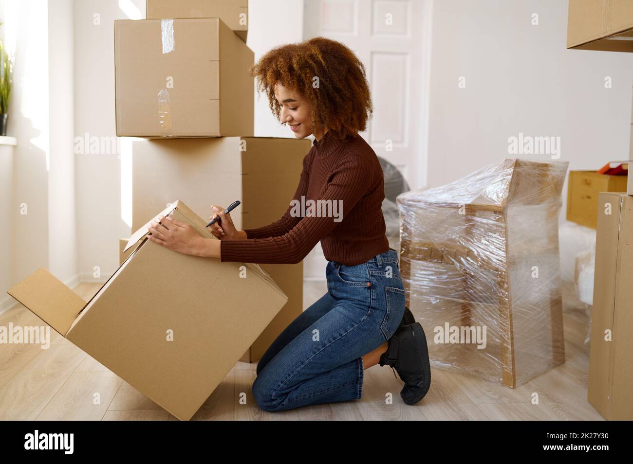 Side view portrait woman signing cardboard box Stock Photo - Alamy