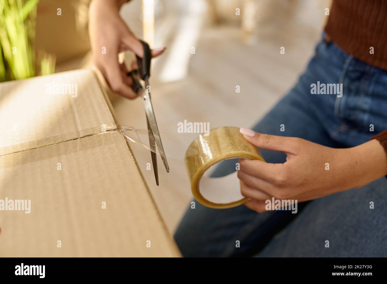 Female packing hi-res stock photography and images - Alamy