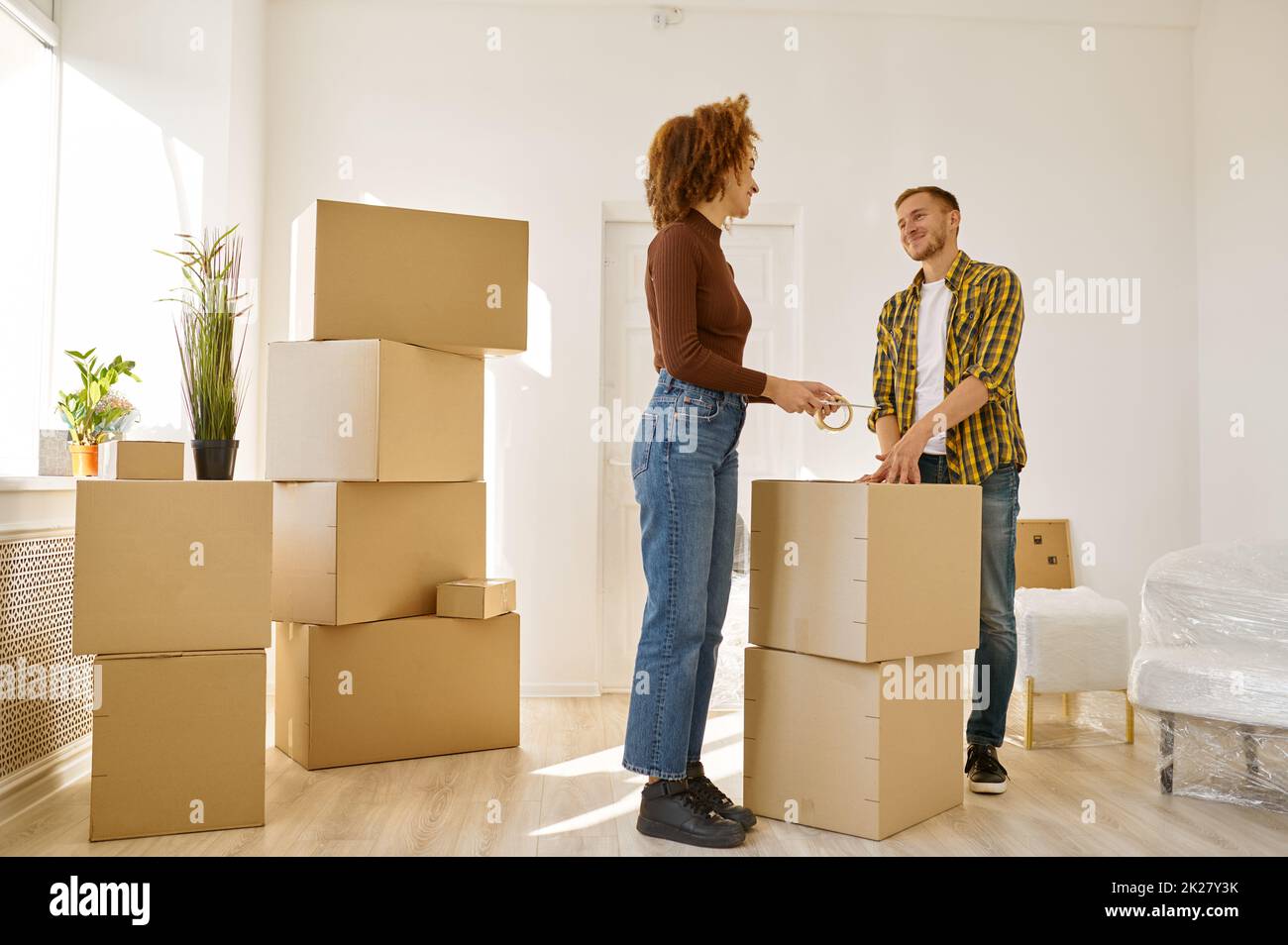 Person packing boxes hi-res stock photography and images - Alamy