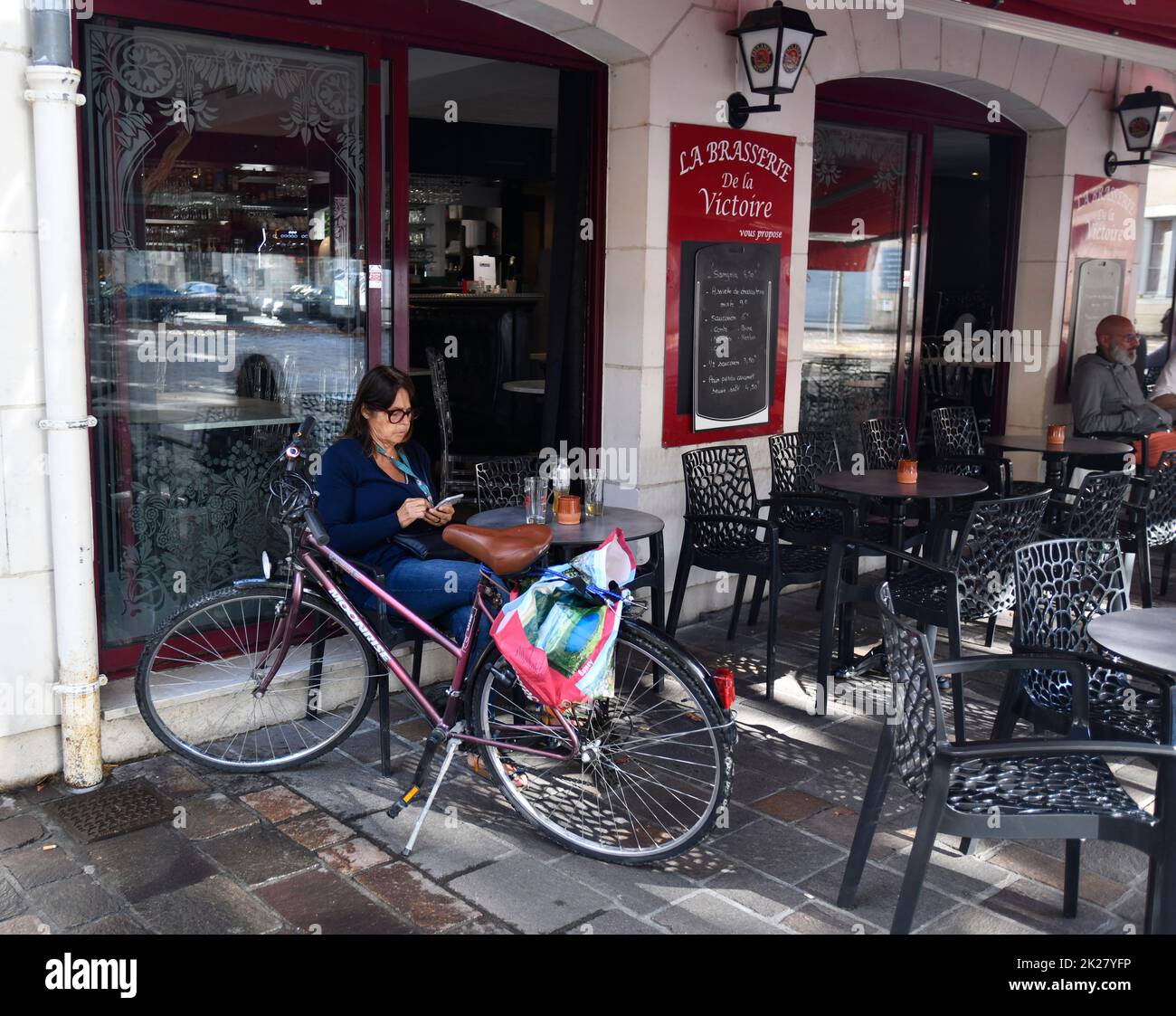 Lady cycle hi-res stock photography and images - Alamy