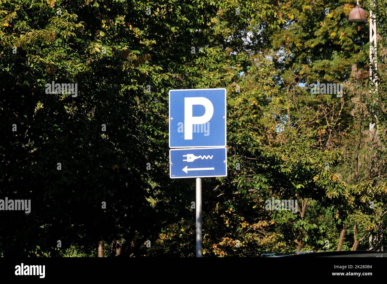 Elctric auto charge hi-res stock photography and images - Alamy