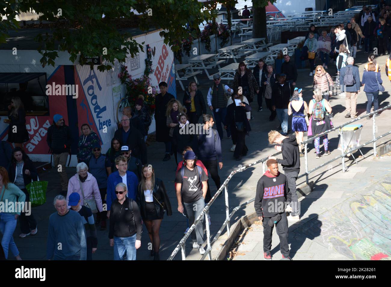 The queue to pay respects to the Queen in the Palace of Westminster ...