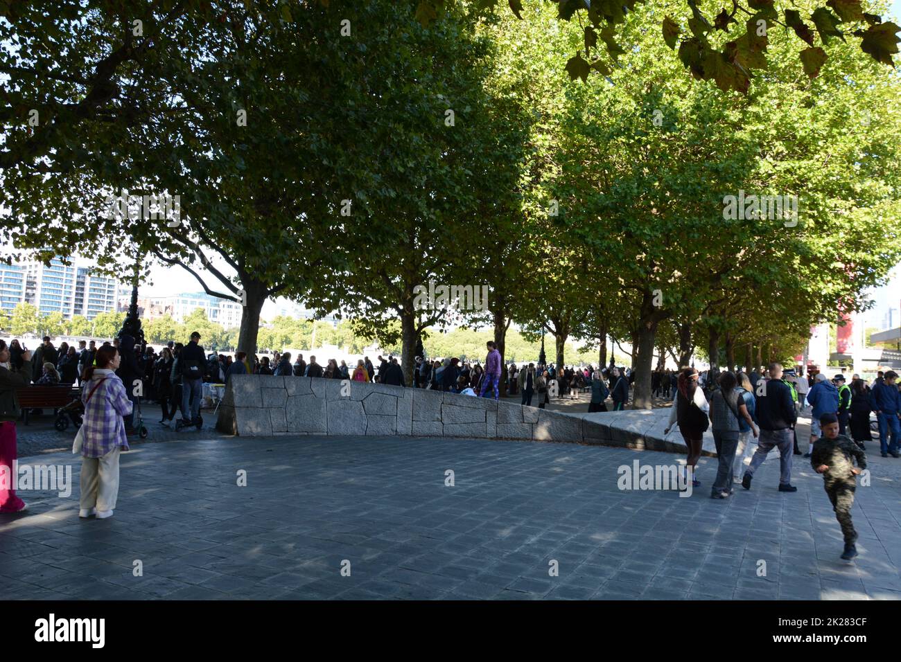 The queue to pay respects to the Queen in the Palace of Westminster ...