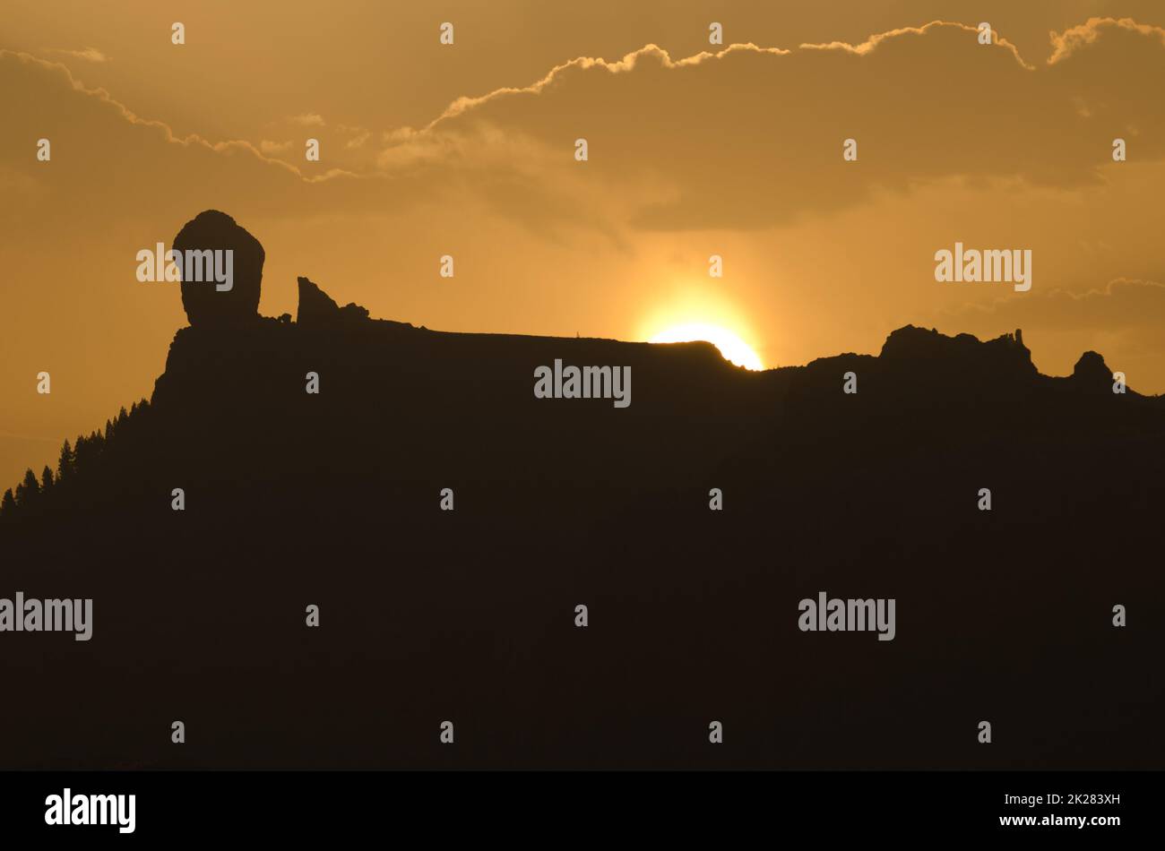 Sunrise behind the Roque Nublo Stock Photo - Alamy