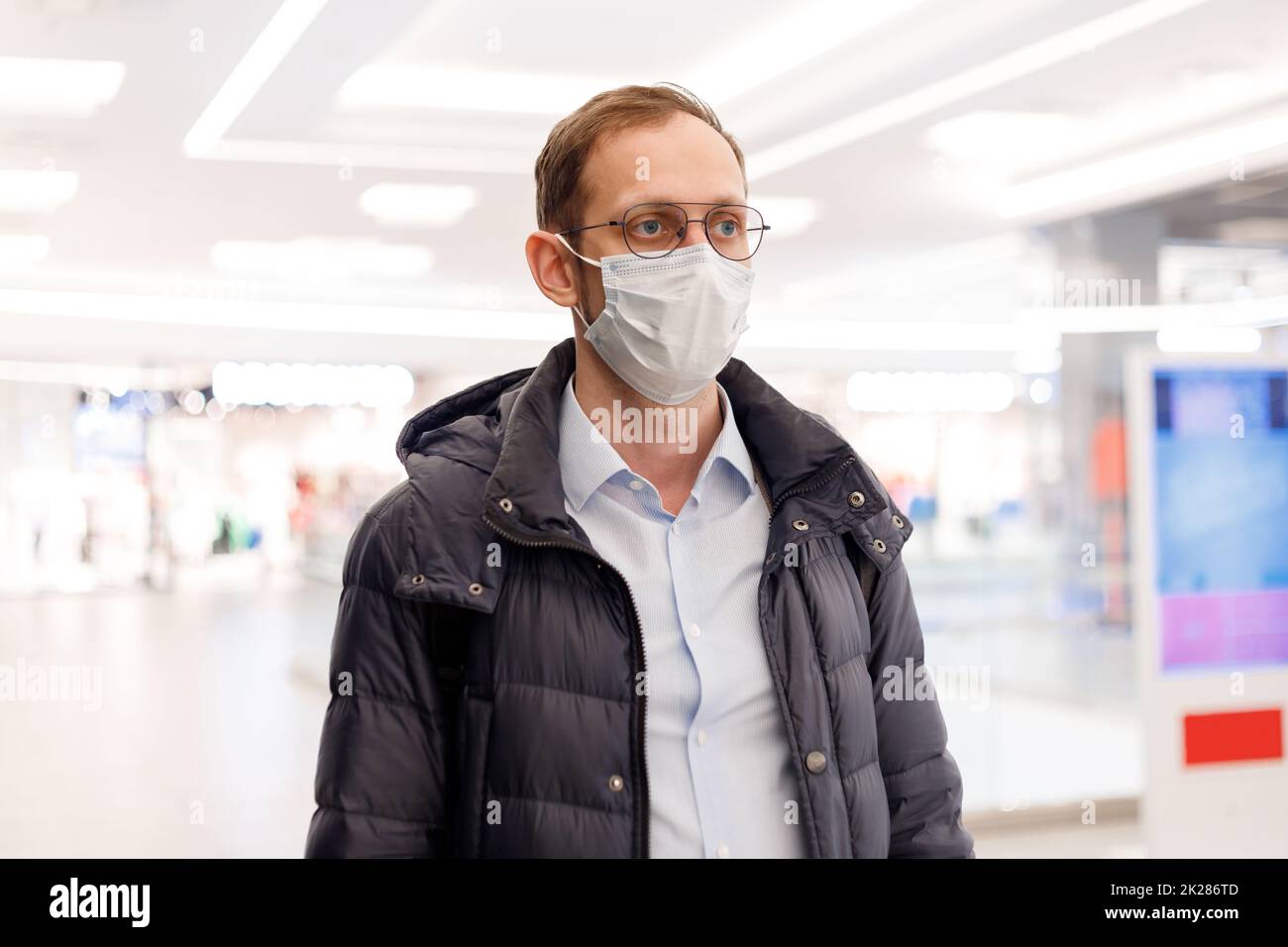Caucasian man wearing face mask in mall Stock Photo - Alamy