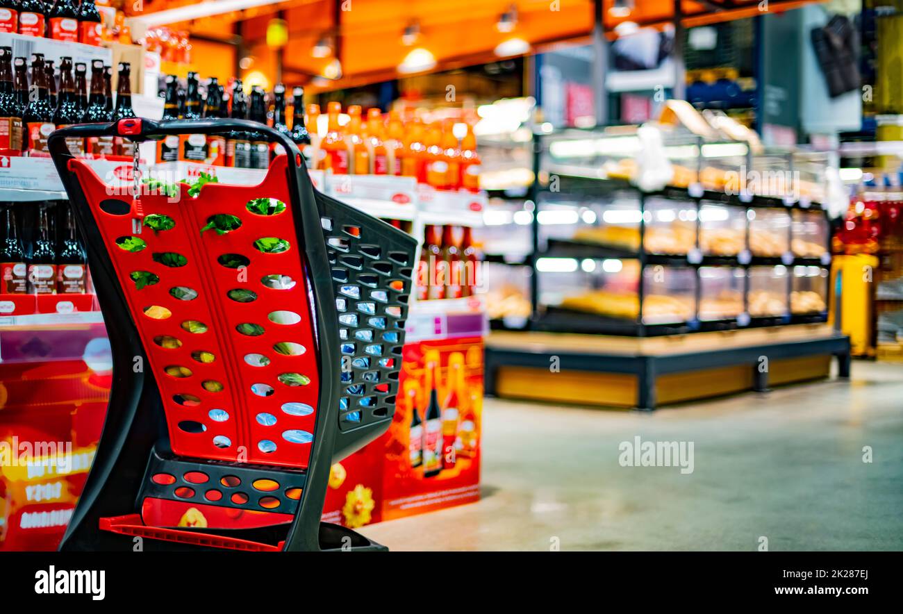 A shopping cart with grocery products in a supermarket Stock Photo - Alamy