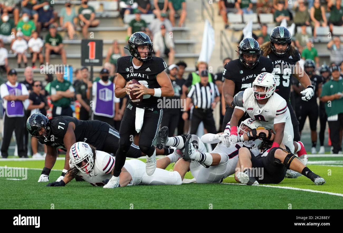 August 17, 2022 - Hawaii Rainbow Warriors quarterback Joey Yellen (18 ...