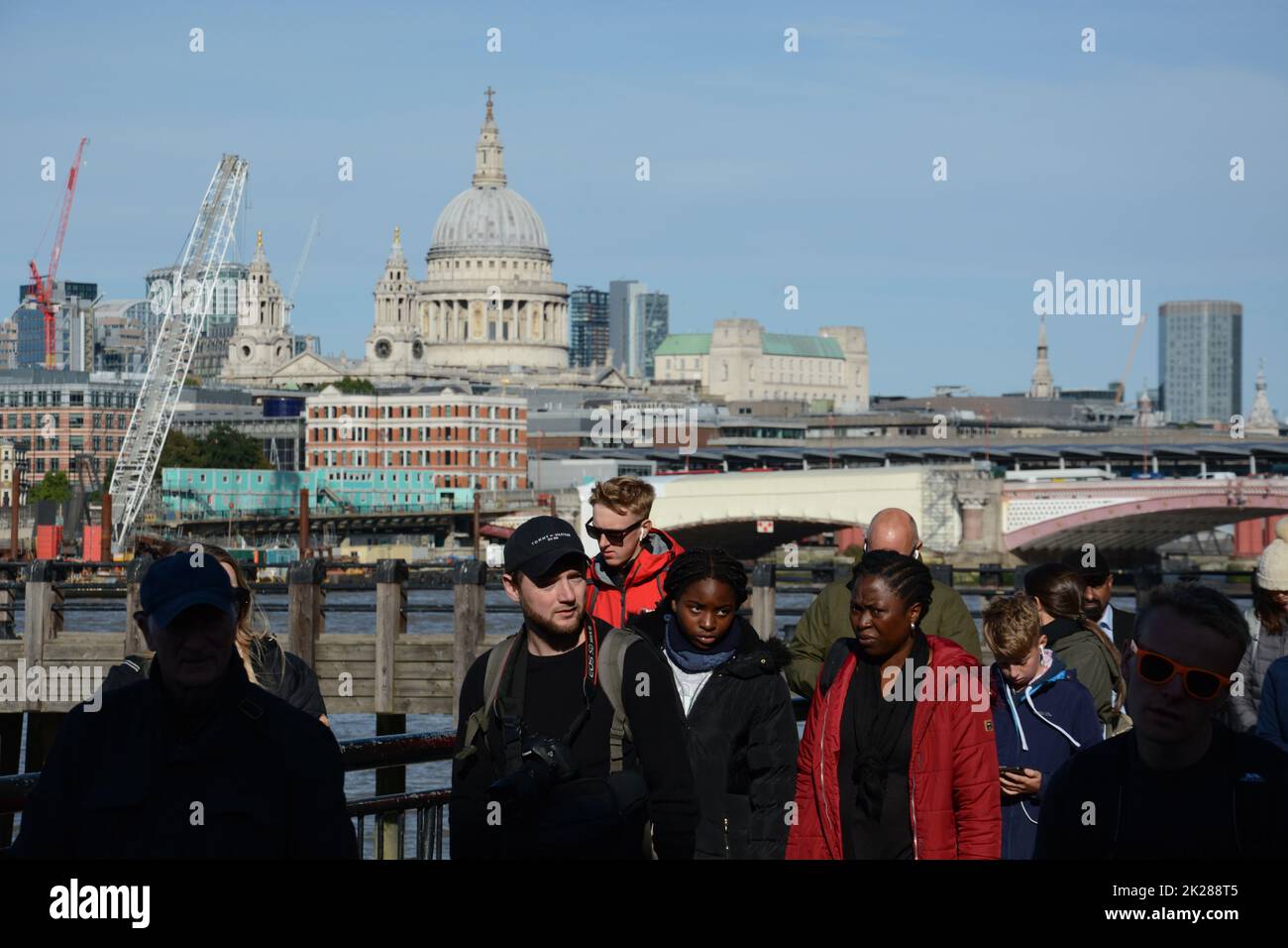 Elizabeth line queues hi-res stock photography and images - Alamy