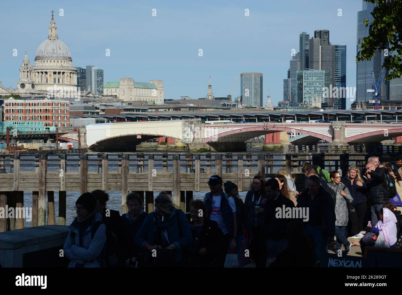 The queue to pay respects to the Queen in the Palace of Westminster ...