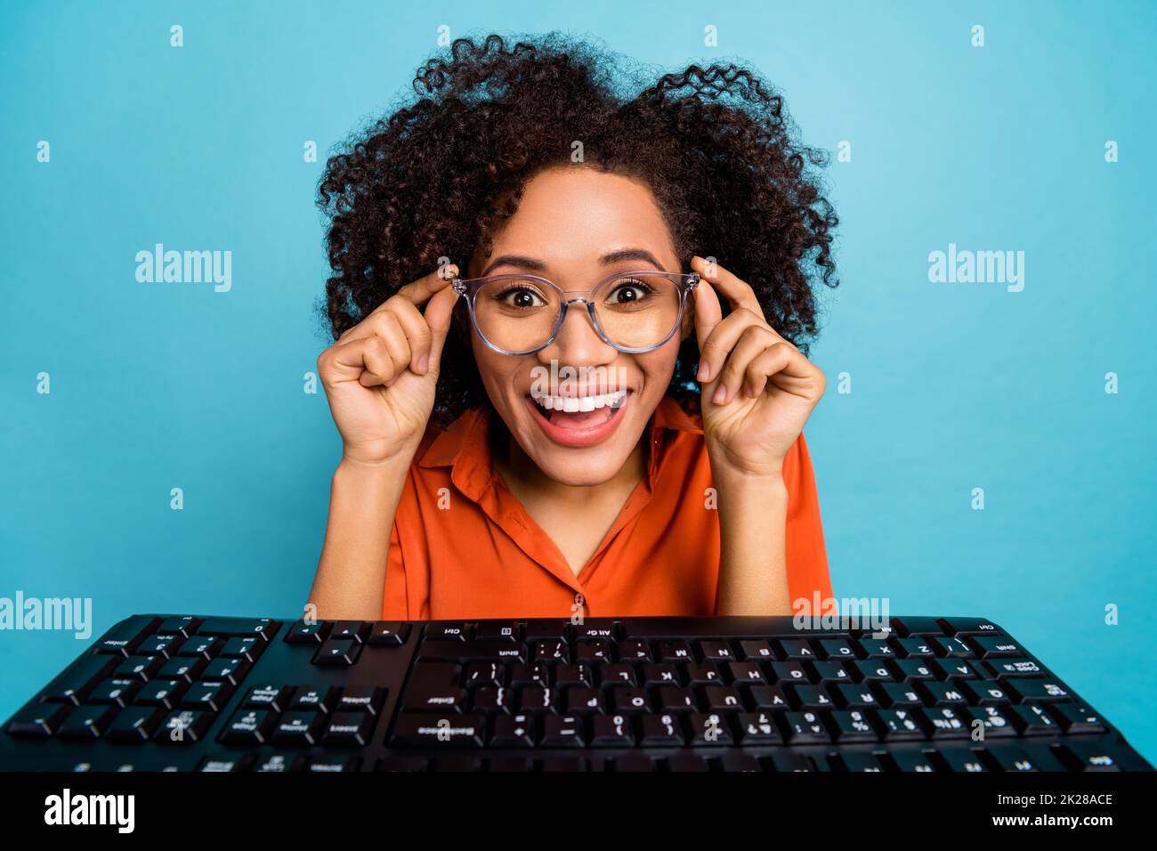 Portrait of attractive cheerful amazed wavy-haired girl nerd studying ...