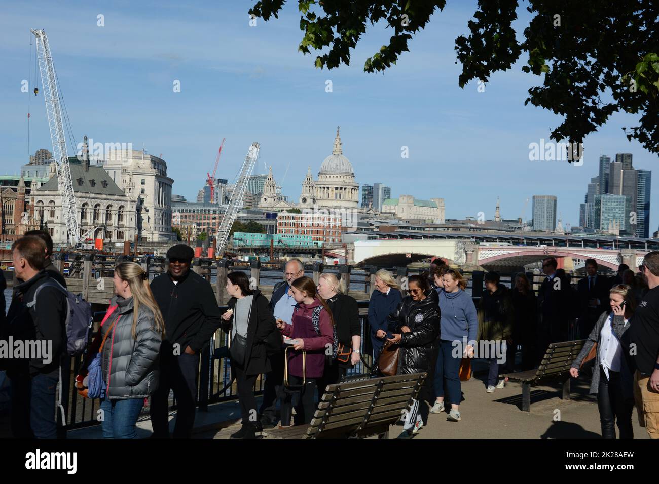 The queue to pay respects to the Queen in the Palace of Westminster ...
