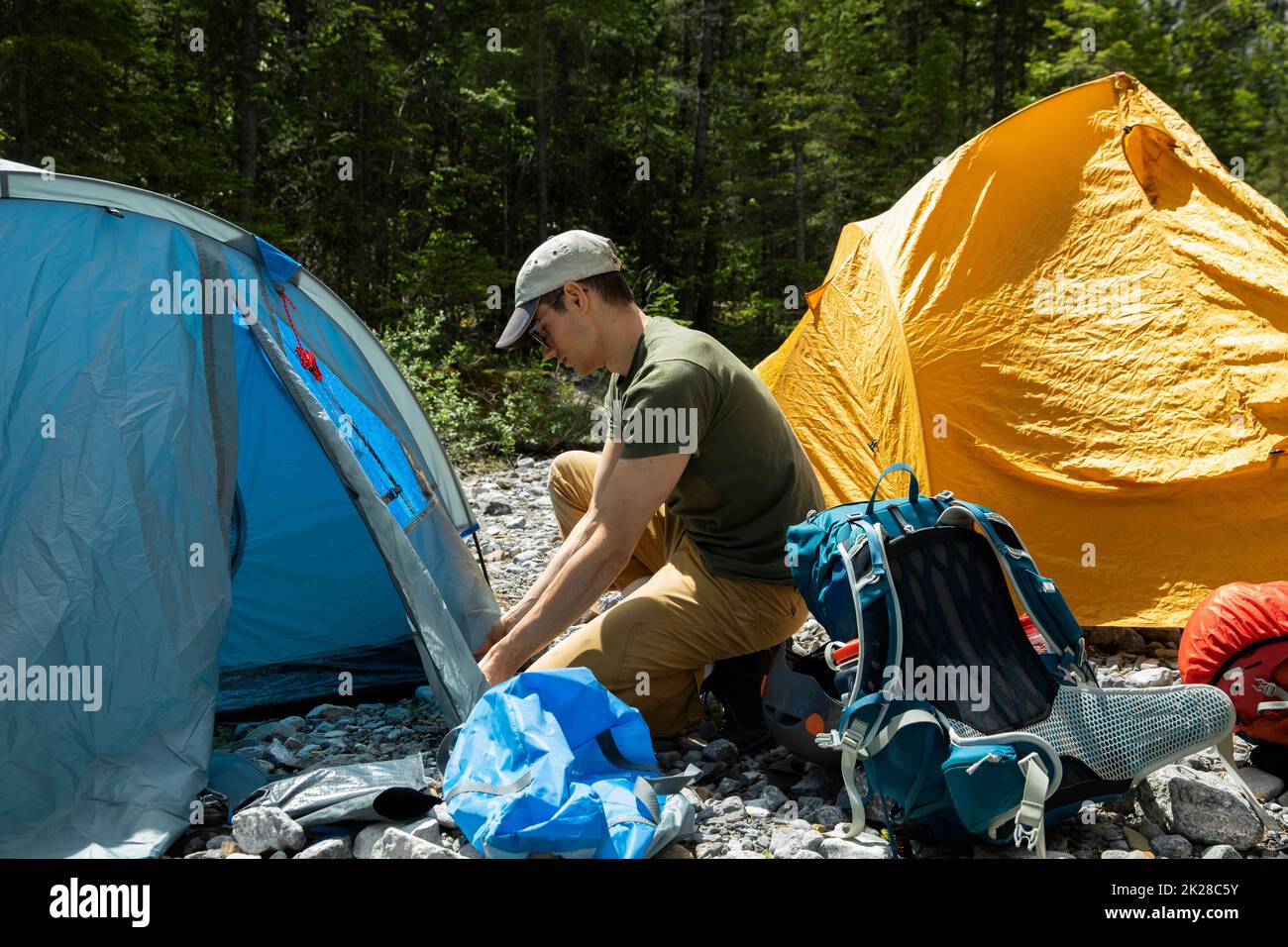Setting a tent hi-res stock photography and images - Alamy