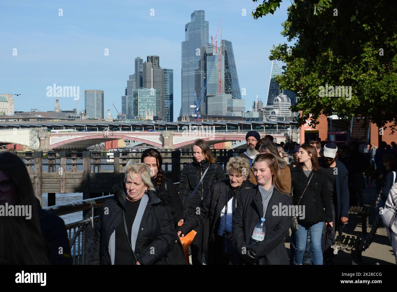 The queue to pay respects to the Queen in the Palace of Westminster ...