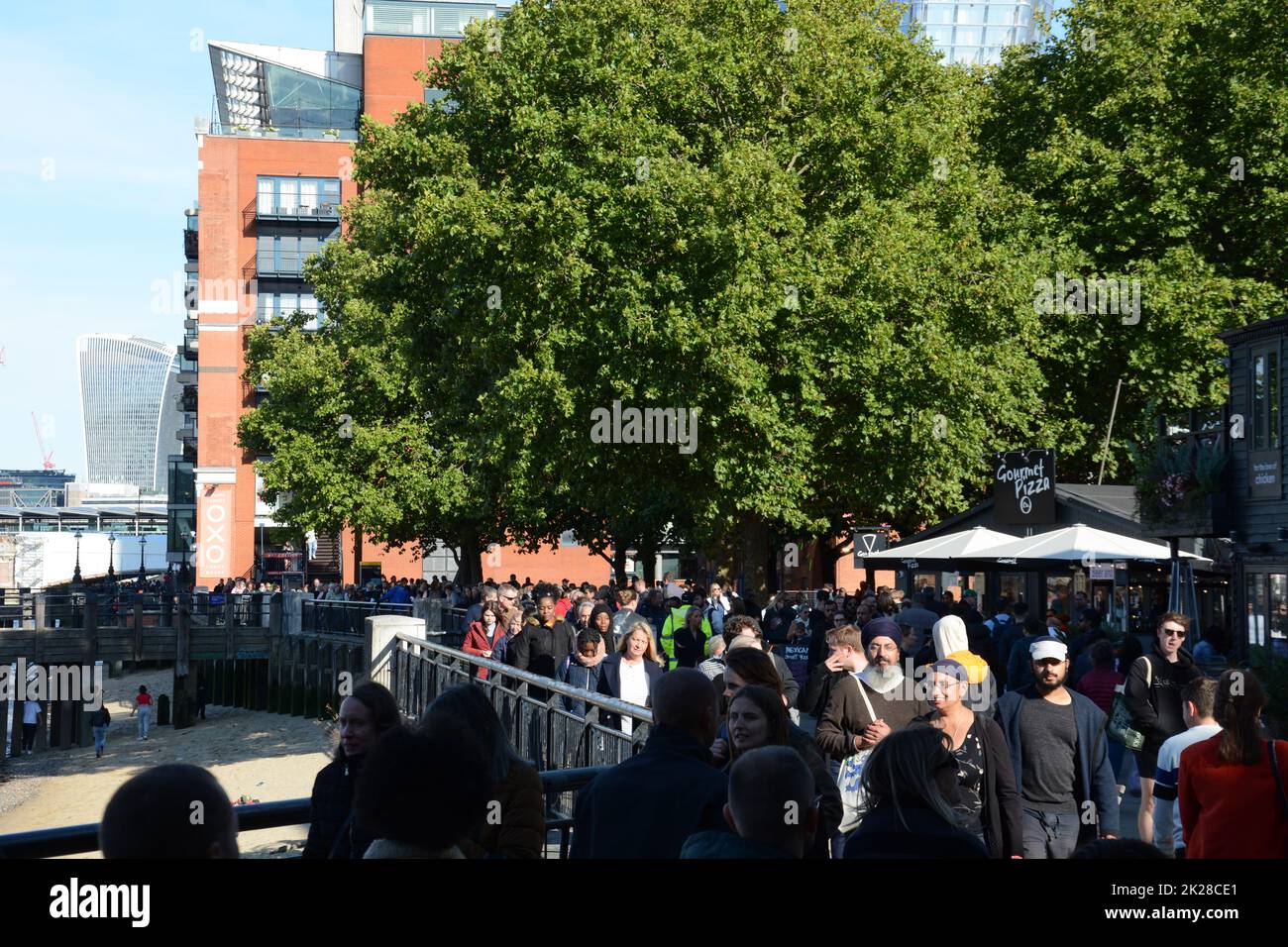 The queue to pay respects to the Queen in the Palace of Westminster ...