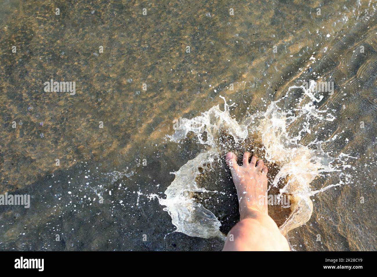 splashes of sea water and the foot of the person who stepped on it ...