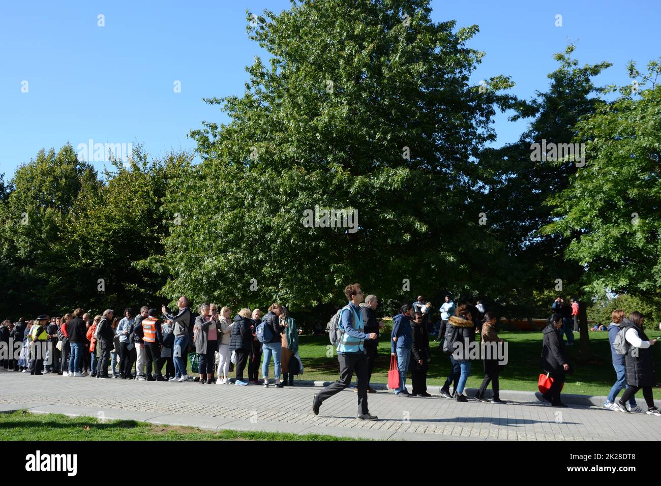 The queue to pay respects to the Queen in the Palace of Westminster ...