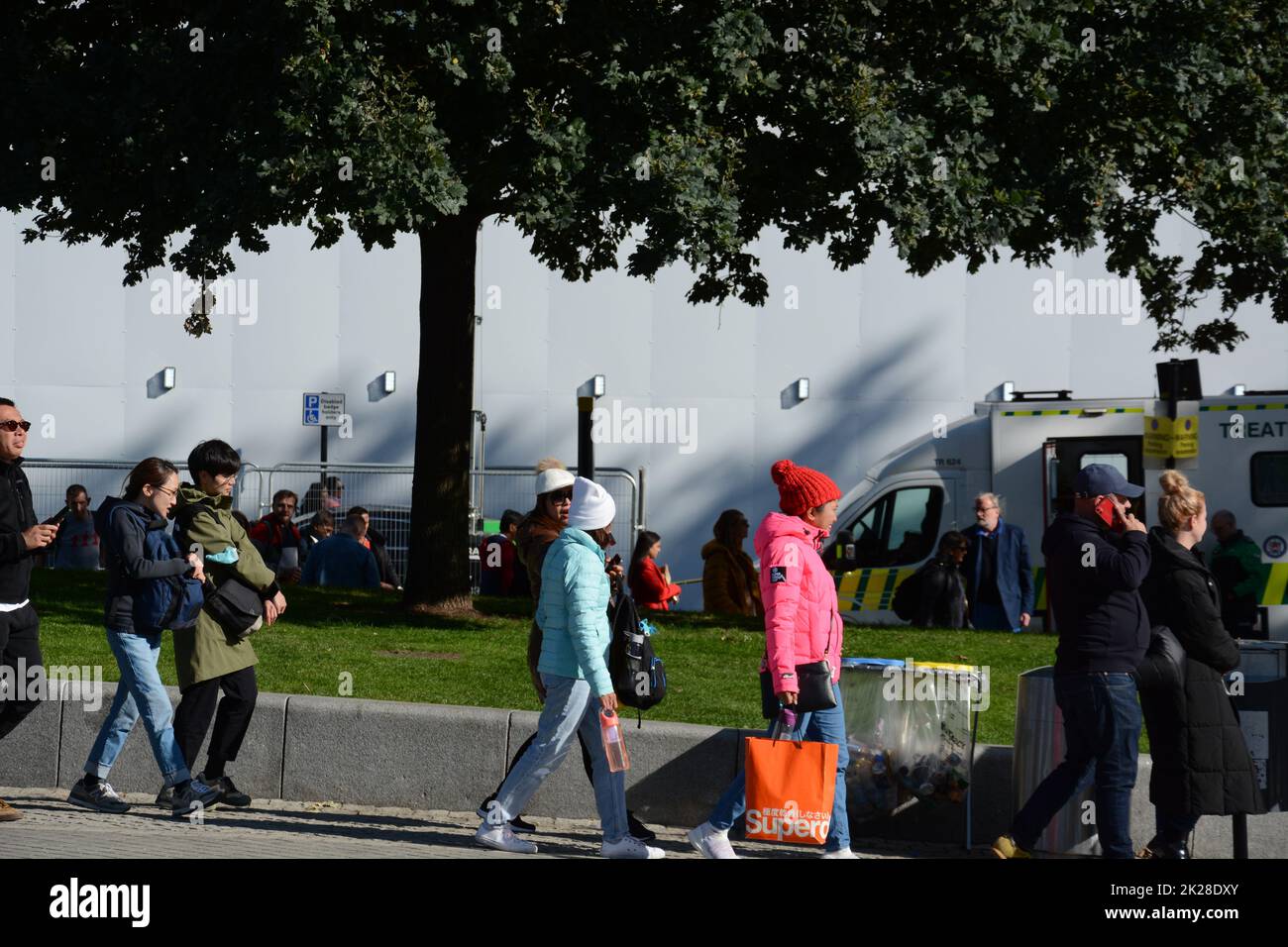The queue to pay respects to the Queen in the Palace of Westminster ...