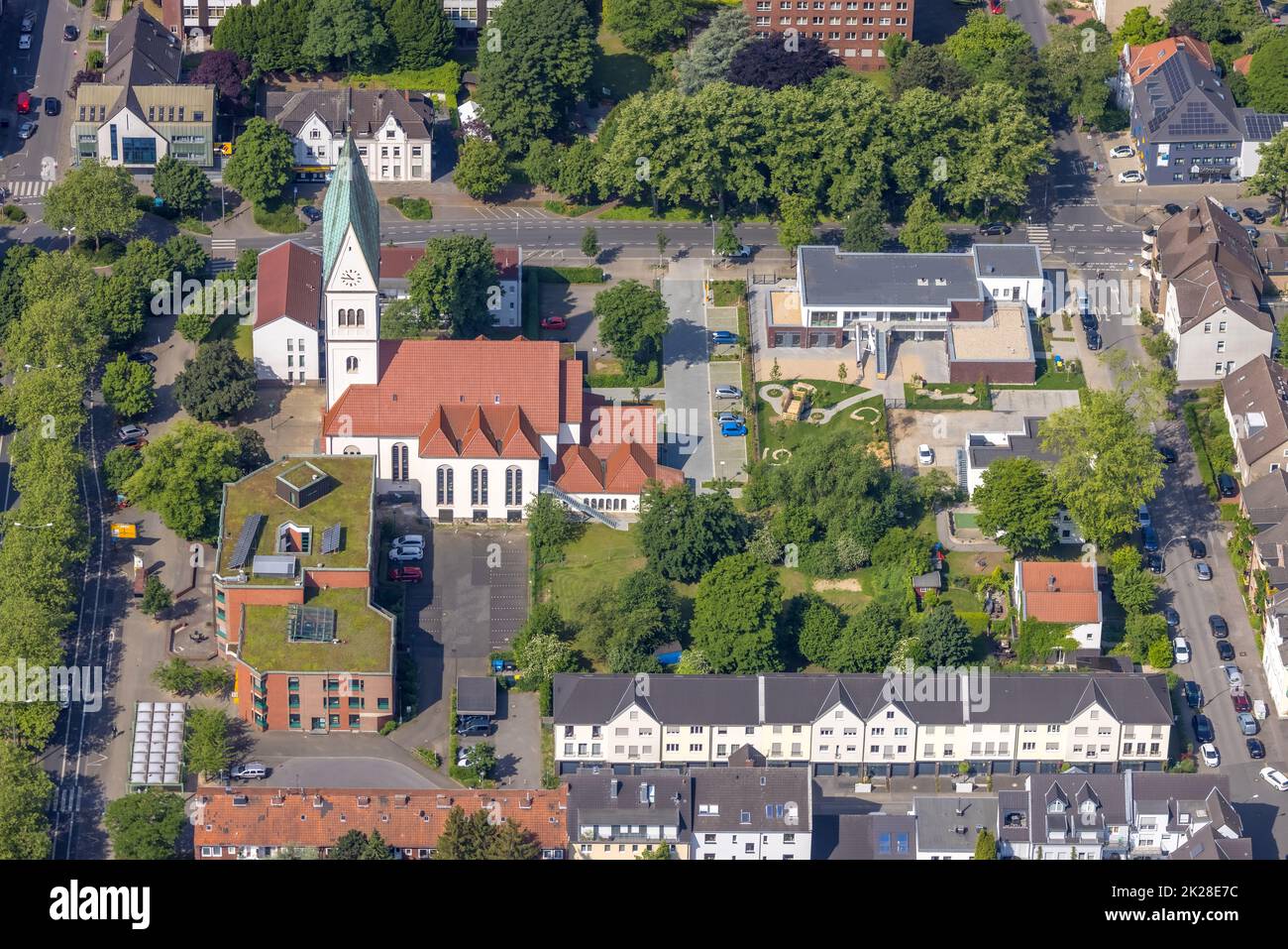 Humboldtstrasse and green central reservation hi-res stock photography ...