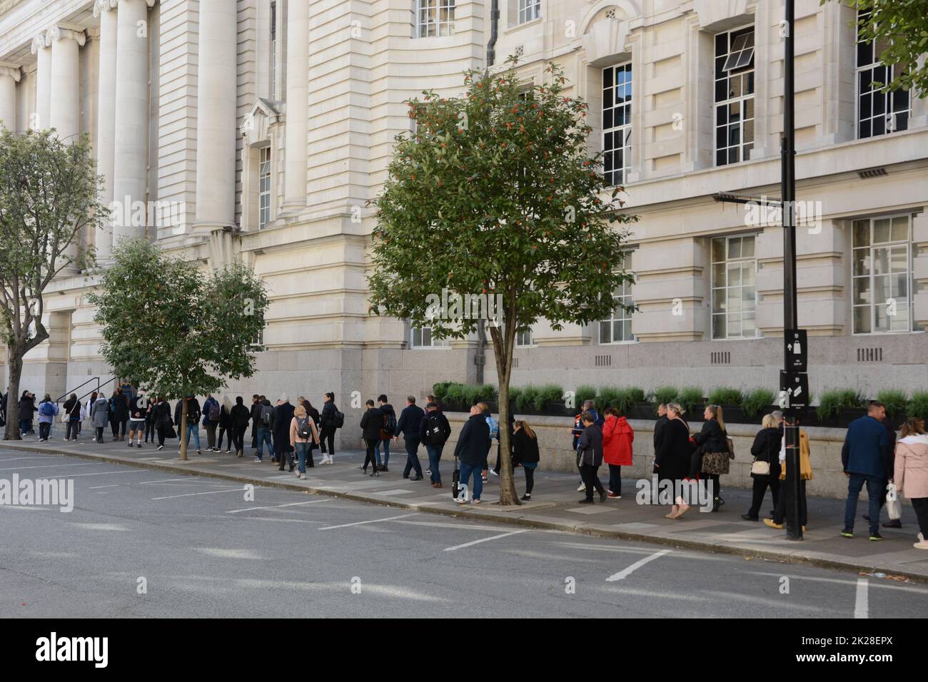 The queue to pay respects to the Queen in the Palace of Westminster ...