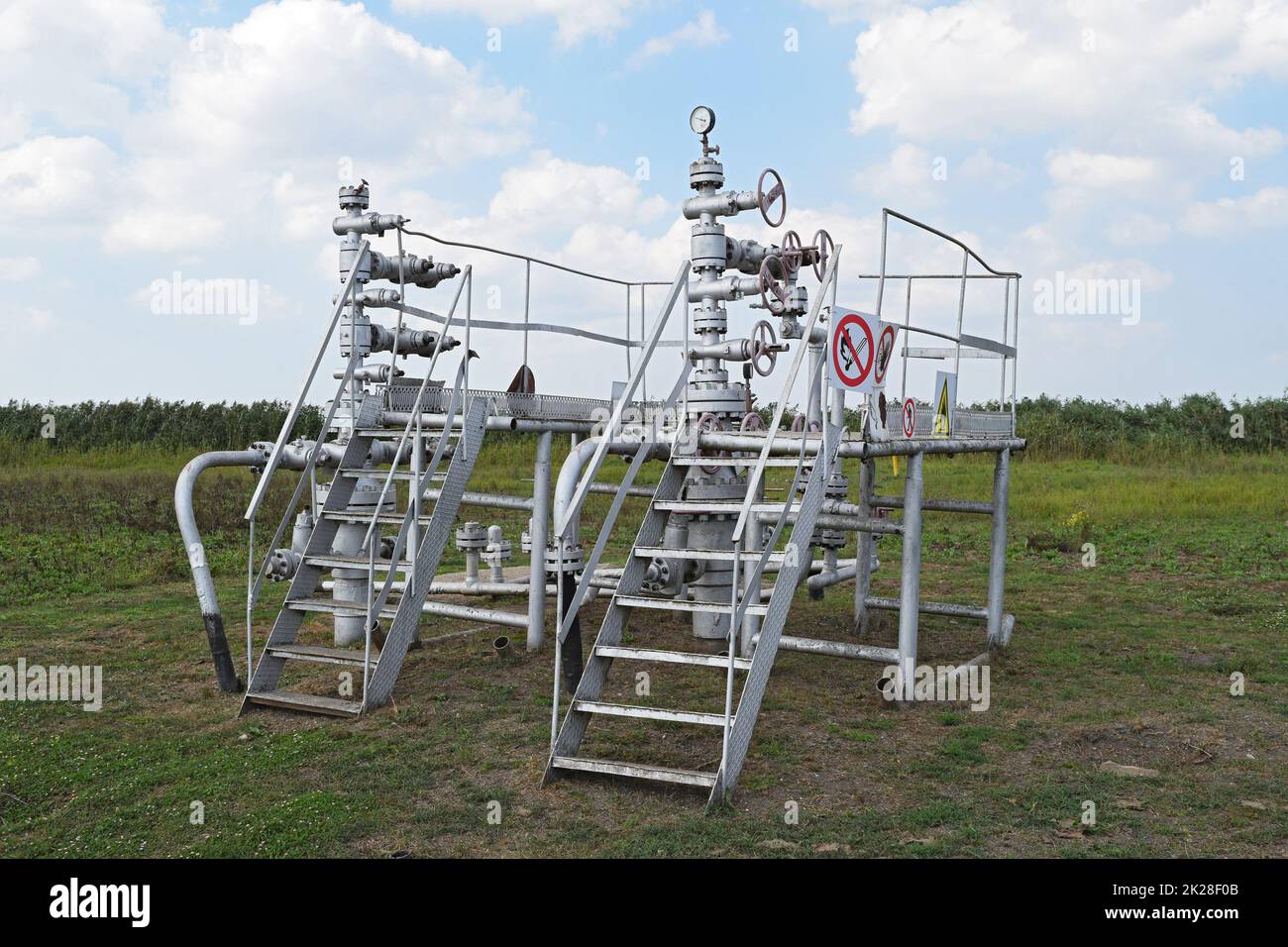Equipment of an oil well Stock Photo - Alamy