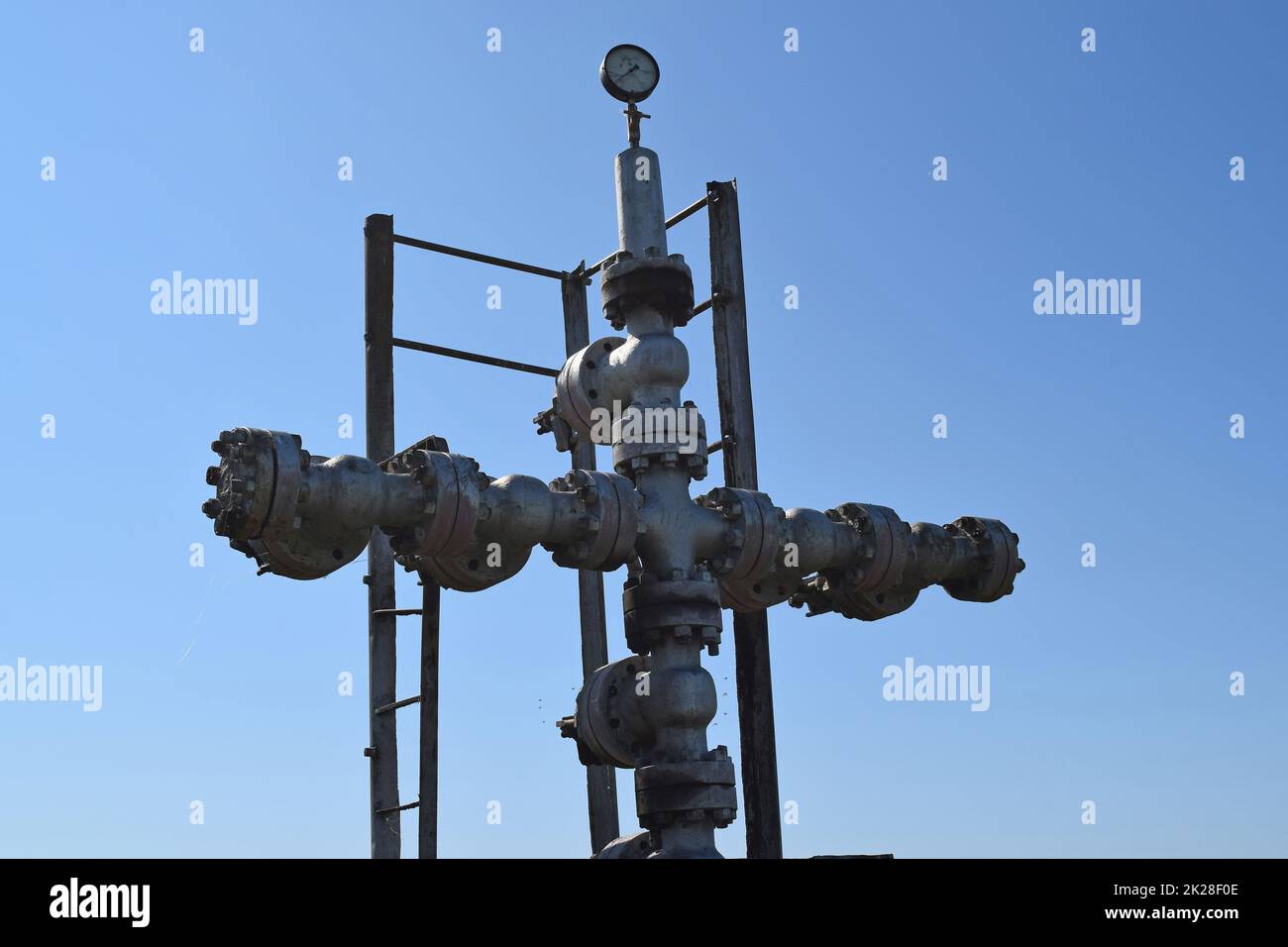 Equipment of an oil well Stock Photo - Alamy
