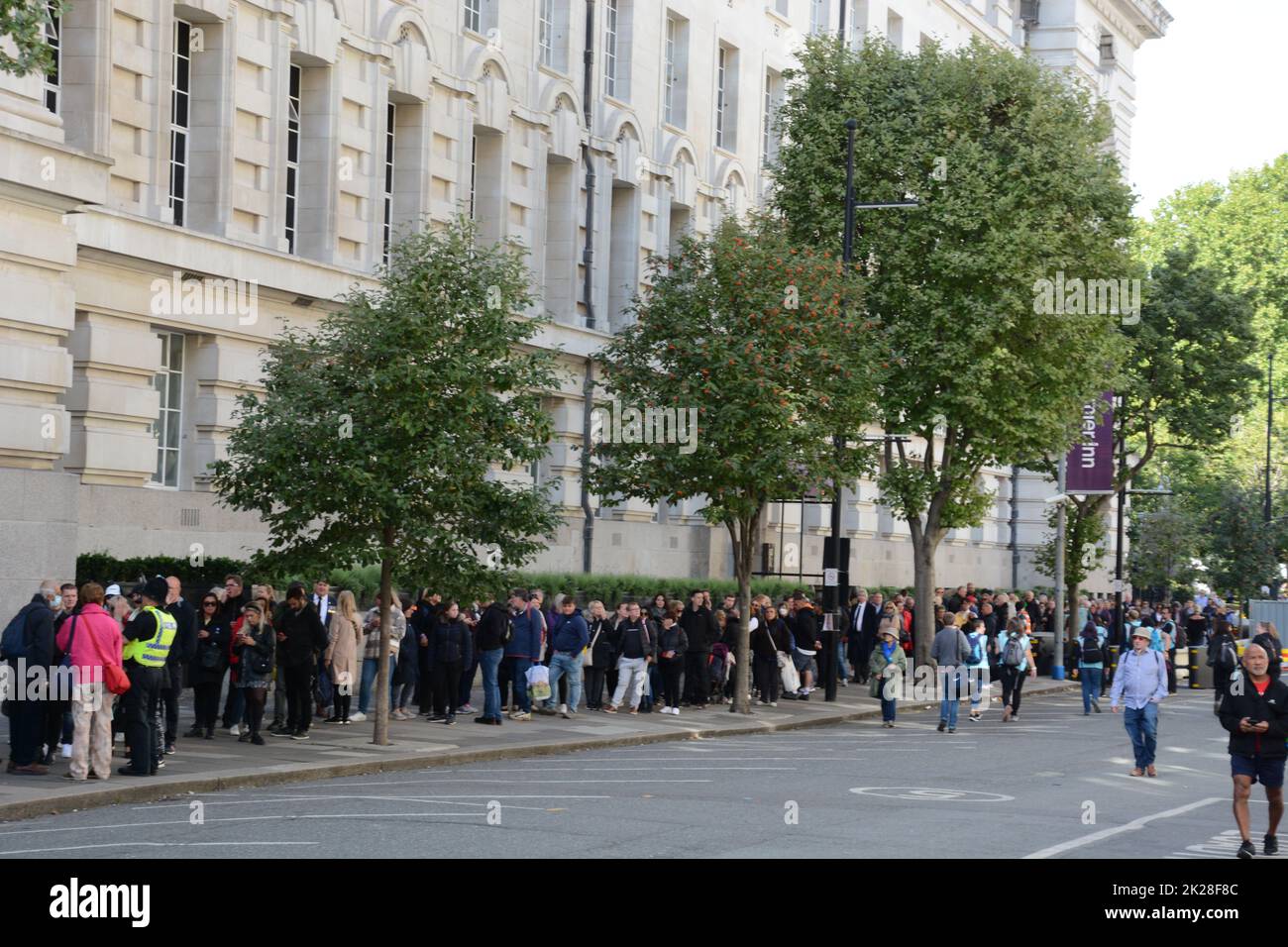 The queue to pay respects to the Queen in the Palace of Westminster ...