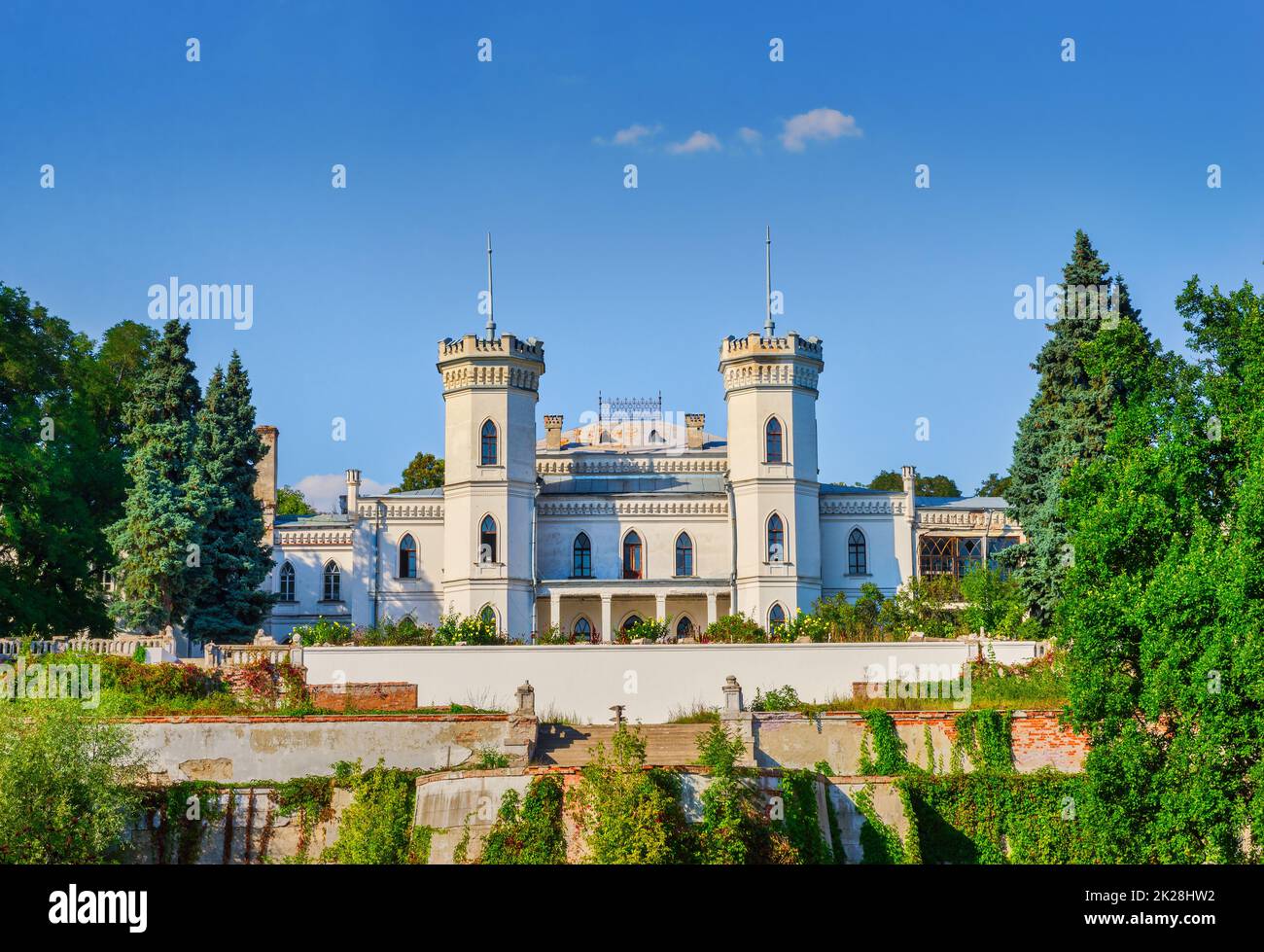 Front view of castle Stock Photo - Alamy