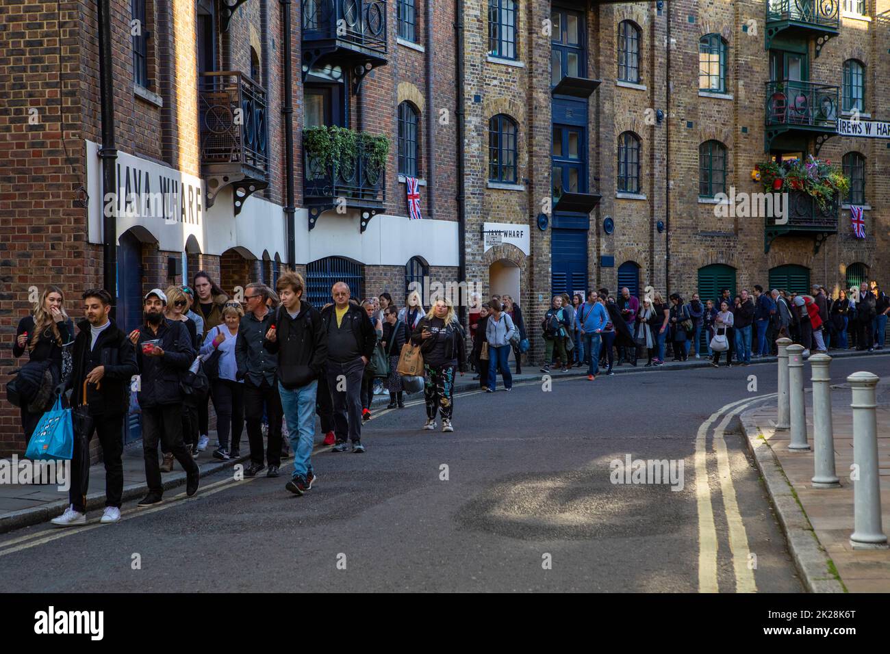 London, UK - September 17th 2022: The Queue on Shad Thames in London ...
