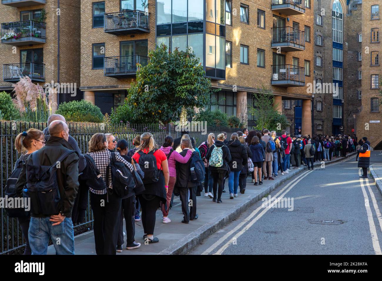 London, UK - September 17th 2022: The Queue on Bermondsey Wall West in ...