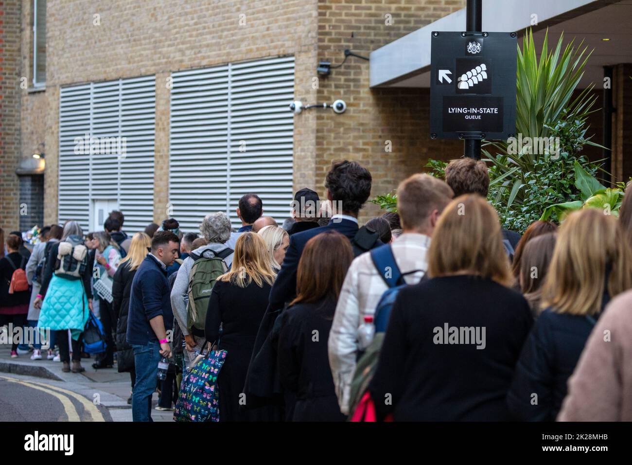 London, UK - September 17th 2022: The Queue on Shad Thames in London ...