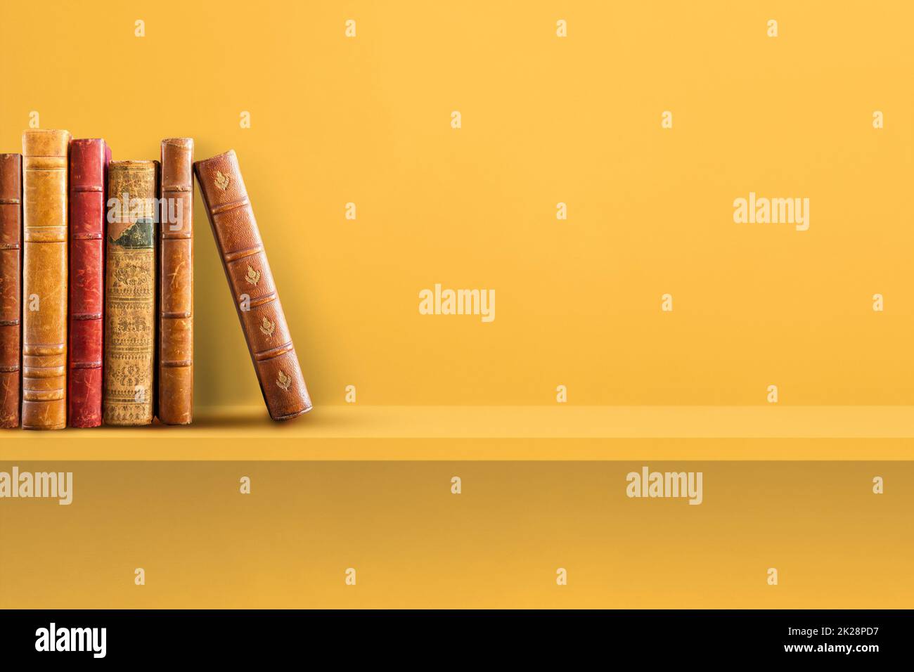 Row of books on shelf hi-res stock photography and images - Alamy