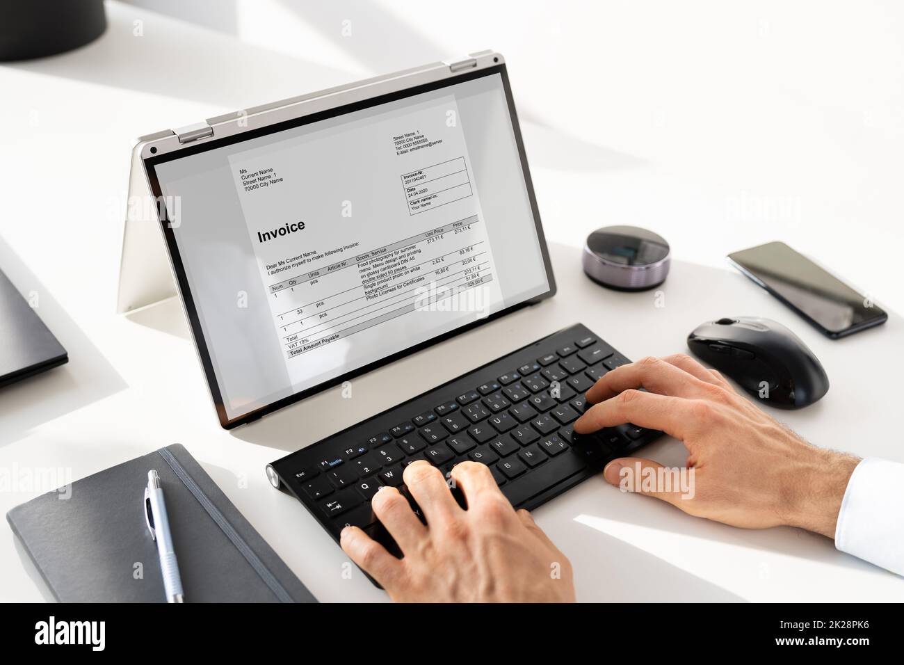 Online Digital E Invoice Statement Stock Photo - Alamy